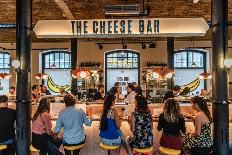 Una deliciosa cinta giratoria de quesos: así es Pick & Cheese en Londres
